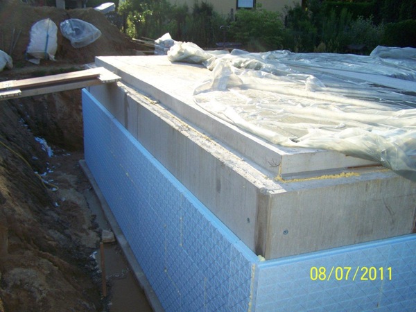 Bautagebuch: Rosenstr. 34, Die Kellerisolierung wird angebracht und die ...