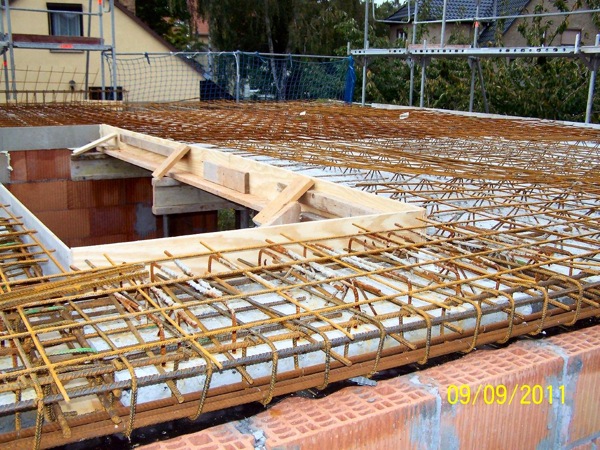 Bautagebuch: Der Bewehrungsstahl ist fast fertig. Die Erdgeschossdecke ...